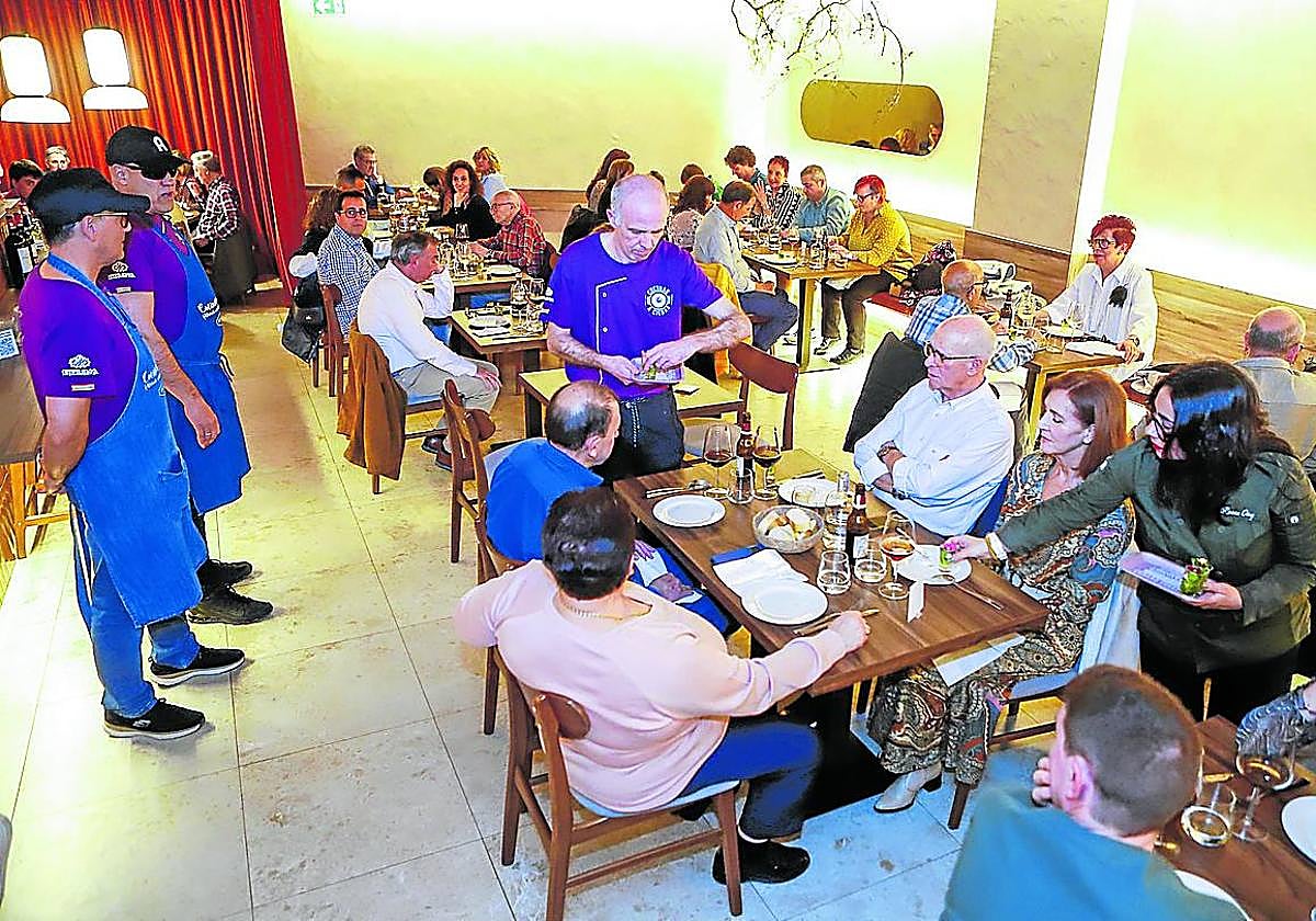 Perfecto maridaje de cocina y solidaridad en Miranda | El Correo